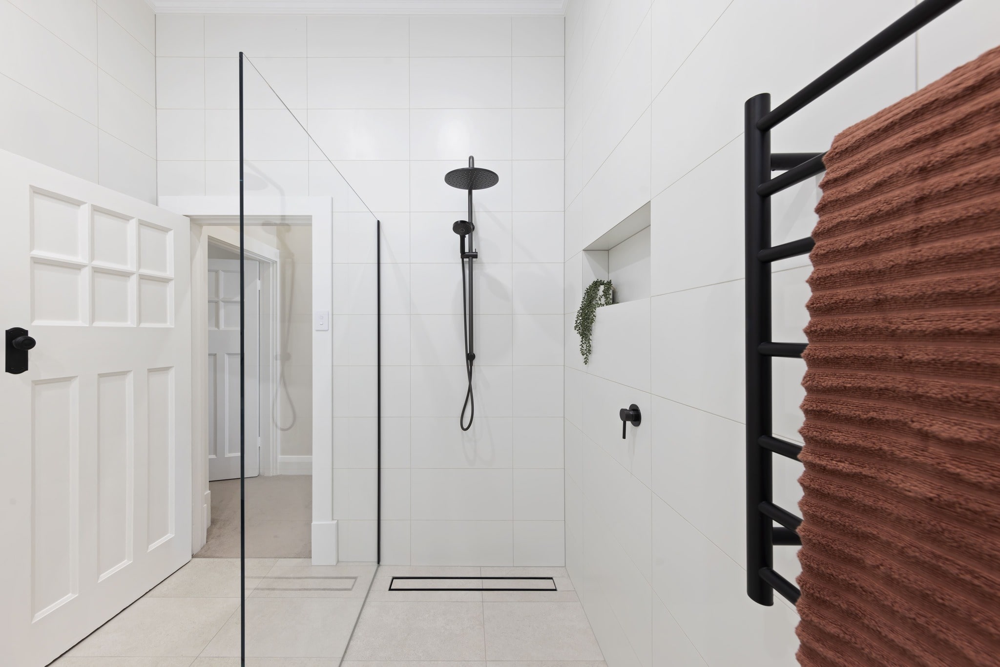 Hamptons Ensuite & Walk-in Robe Renovation