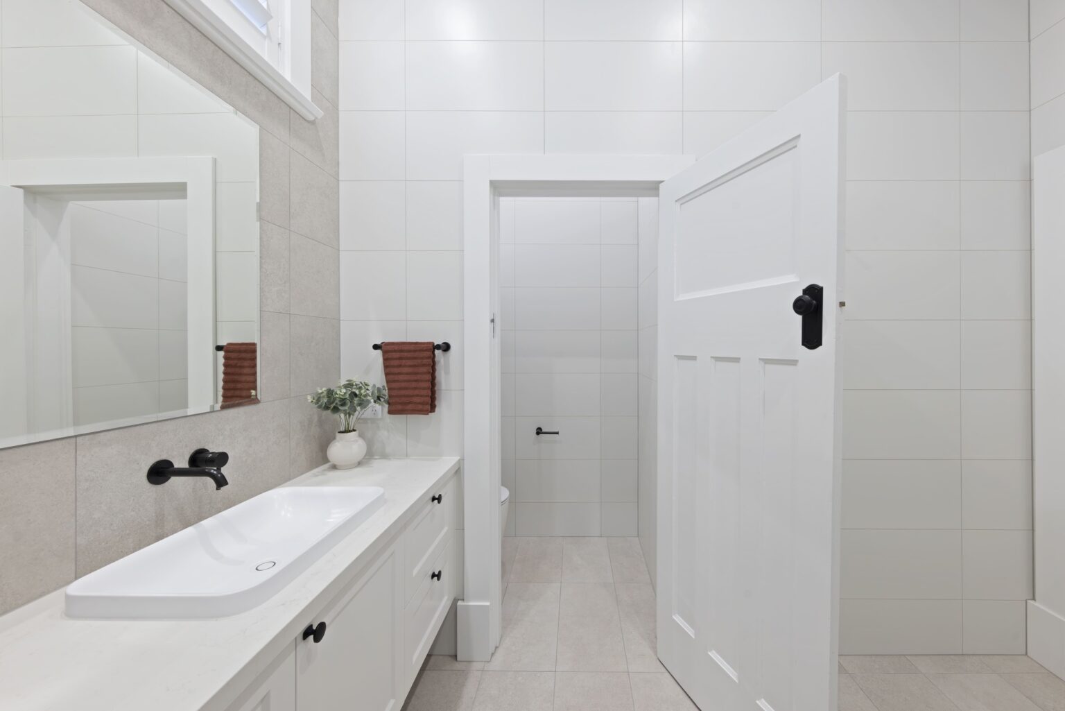 Hamptons Ensuite & Walk-in Robe Renovation