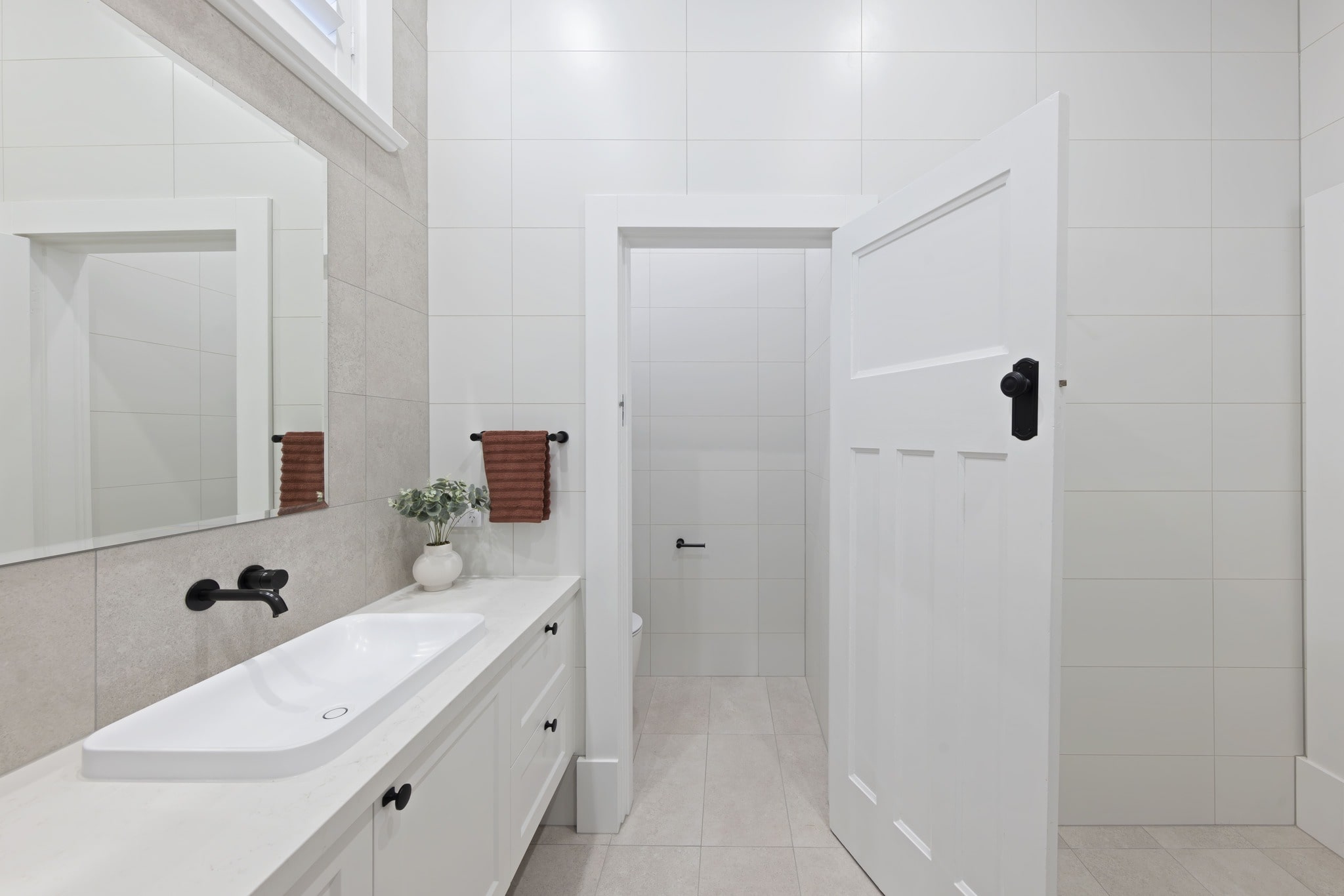 Hamptons Ensuite & Walk-in Robe Renovation