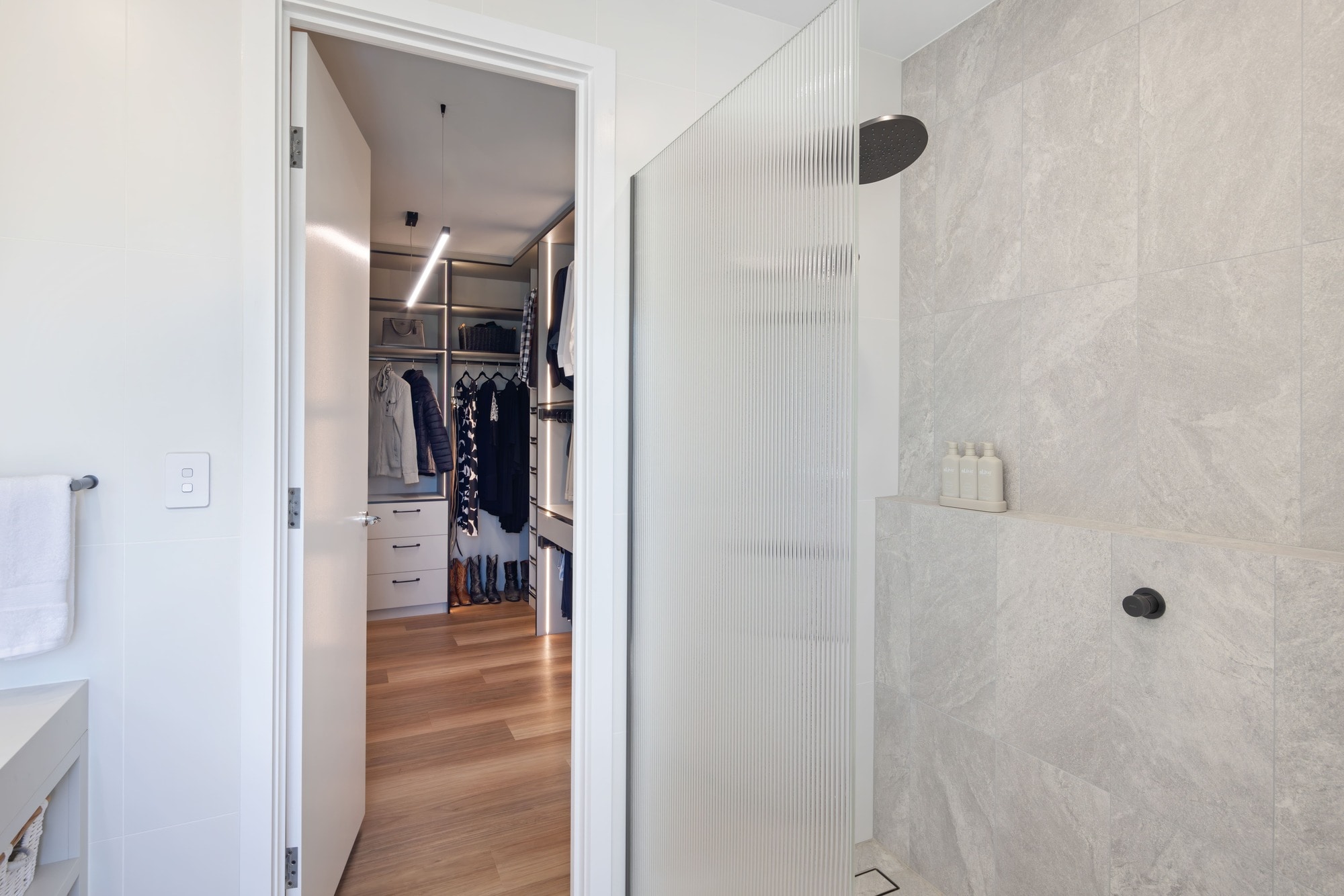 Hamptons Style Ensuite & Walk-in Robe Renovation