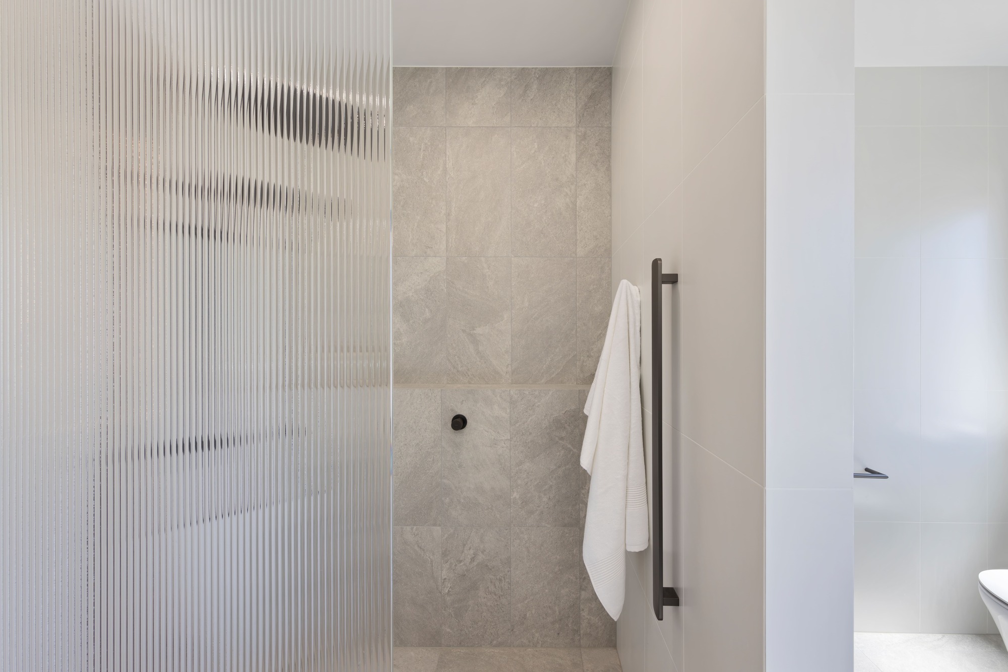 Hamptons Style Ensuite & Walk-in Robe Renovation